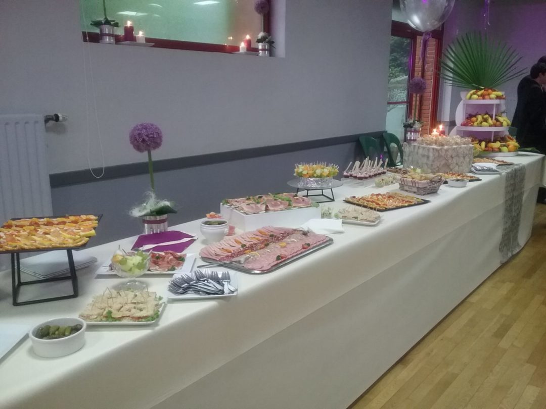 Buffet Avec Plats Chauds - Le Theillais